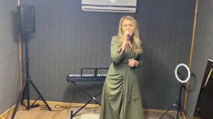 «Мама» исполняет Екатерина Орлова, солистка вокального коллектива «Истоки».