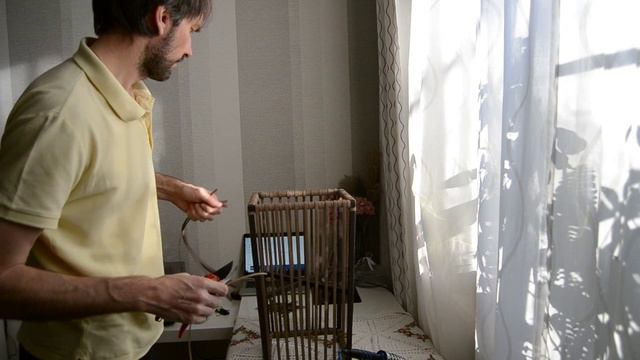 Плетение искусственным ротангом. Кашпо на металлокаркасе