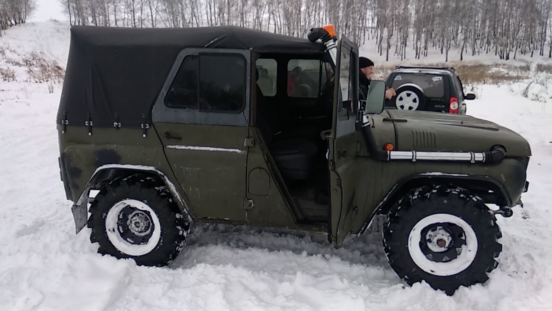 Немцу дали порулить УАЗом.  Декабрь 2019.