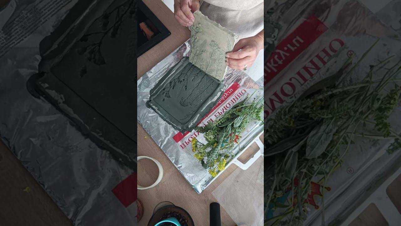 БОТАНИЧЕСКИЙ БАРЕЛЬЕФ из глины и гипса.