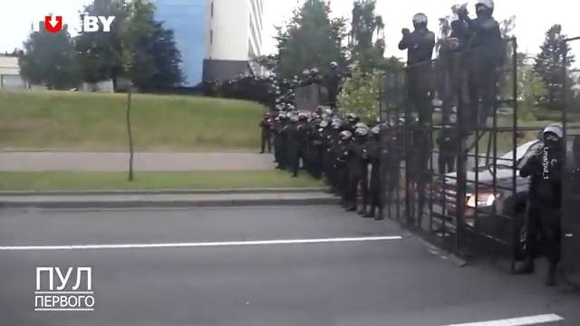 Лукашенко вышел к силовикам у Дворца Независимости