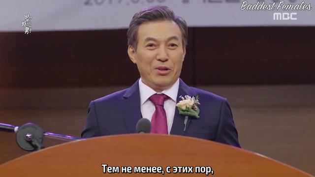 Мужчина, накрывающий стол 1 сезон 1 серия
