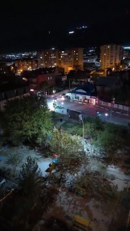 Геленджик, ветер усиливается. 21 градус, вечерний город....Луна