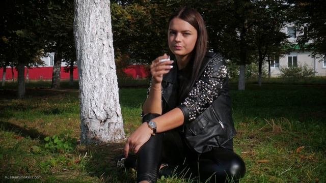 Курящая девушка Ася в лосинах Smoking Asya in leggins