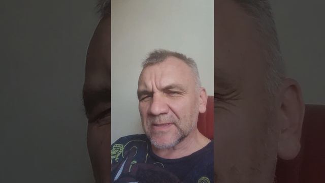На кресле удобней