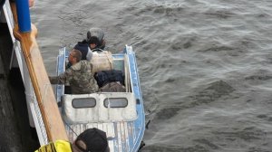 Высадка пассажиров с борта теплохода в моторную лодку