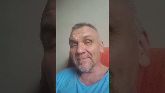 Я глажу Глашку по коленке