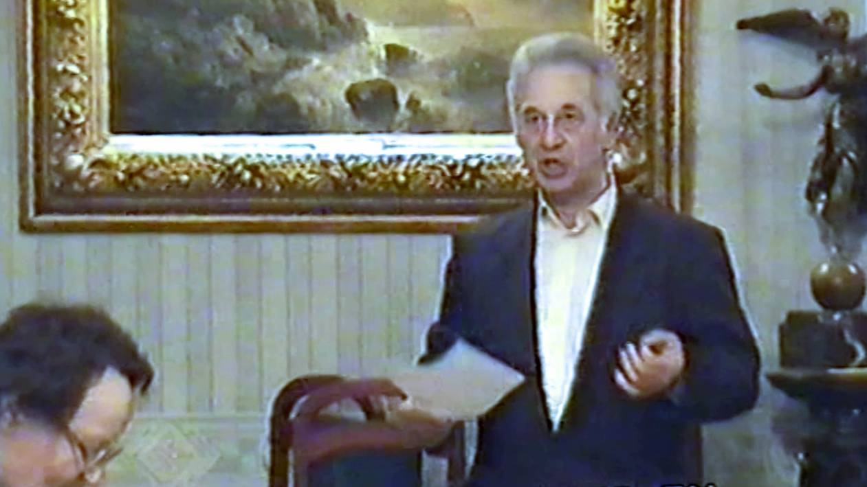 "Пока еще мой конь несёт меня вперёд" (запись 2003 г). Поёт автор – Александр Томчин.