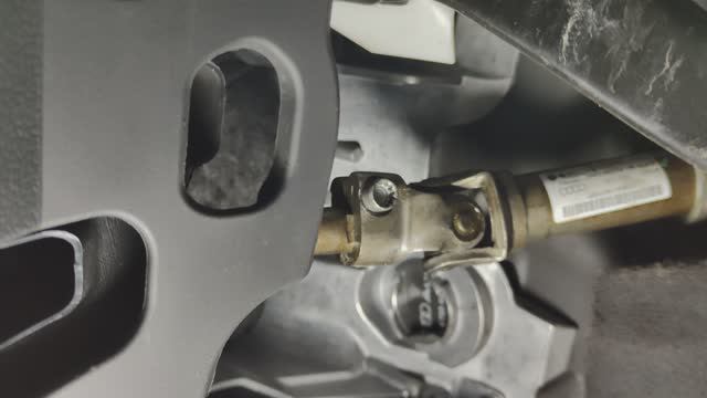 Замена карданчика рулевого вала Audi A4 b8 (ГАРАЖНЫЕ ПОСИДЕЛКИ)