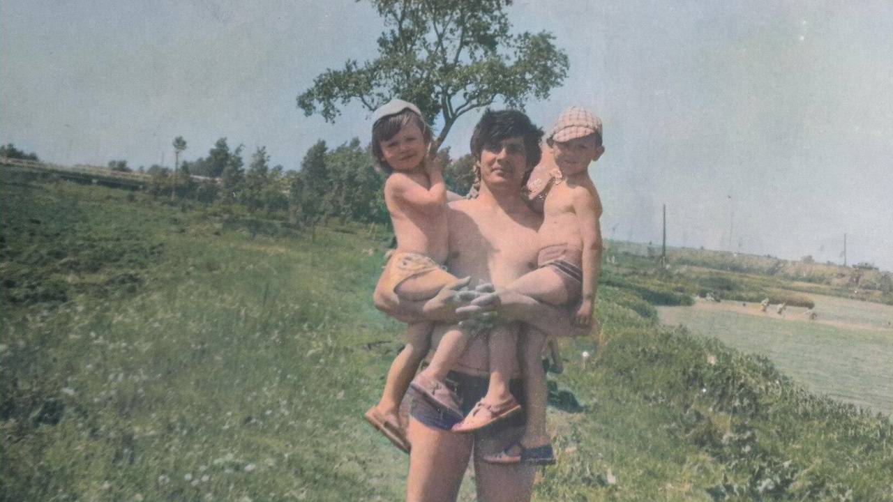 Дочка с папой говорит