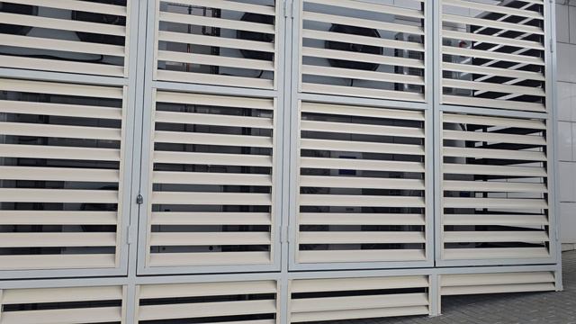Забором-жалюзи Royal 1015 закрыли кондиционеры торгового центра.