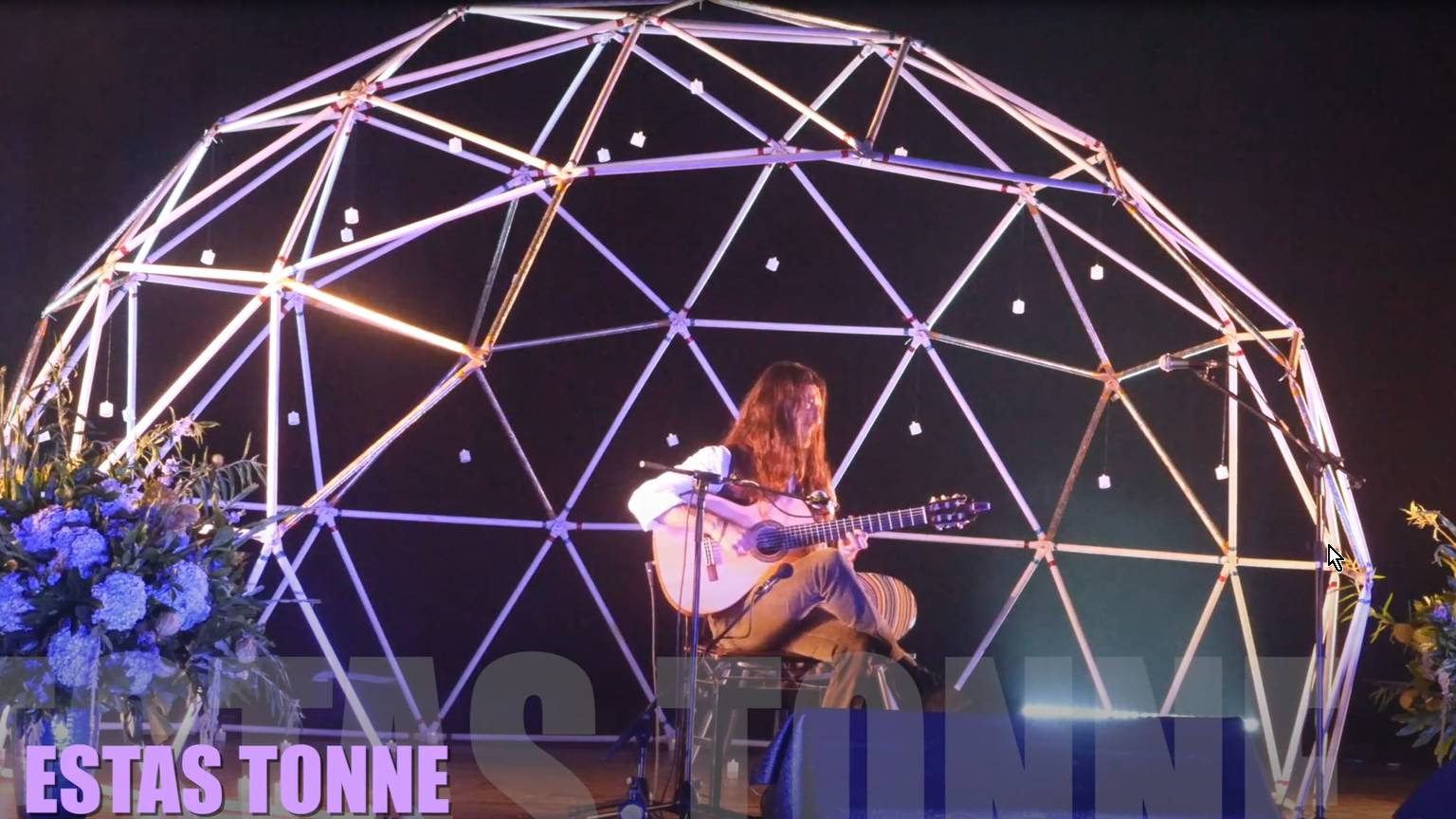 ESTAS TONNE in BRAZIL ! PLAYING AND SINGING! 
Incredible performance!!!