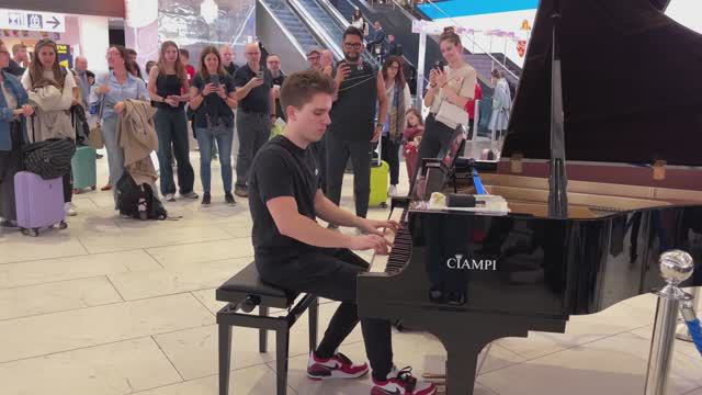 SIA - UNSTOPPABLE [PUBLIC PIANO PERFORMANCE] Peter Buka