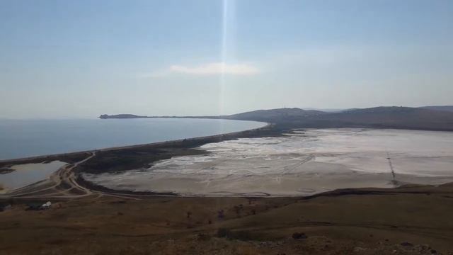 ОЗЕРО ЧОКРАКСКОЕ И АЗОВСКОЕ МОРЕ. ВИД С ГОРЫ.