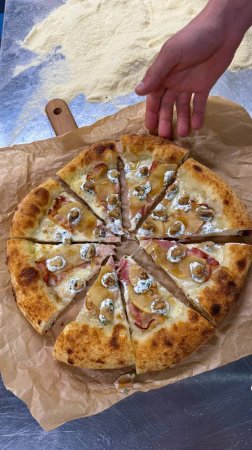 Пицца с беконом, козьим сыром, кленовым сиропом, вареными яблоками и засахаренными грецкими орехами
