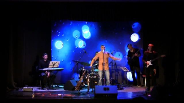 Влад Колчин (вокал, саксофон) со своим коллективом