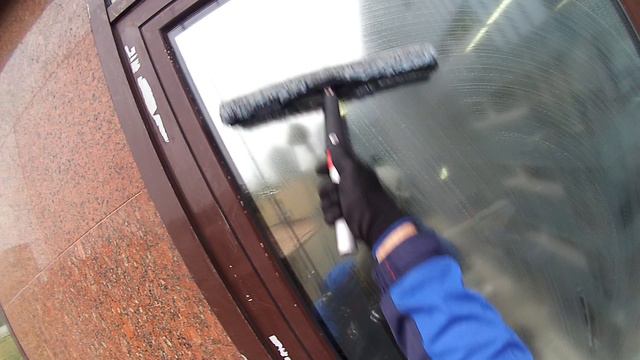 Стекломой при сильном ветре. Снова мою 17 этажку методом промышленного альпинизма.