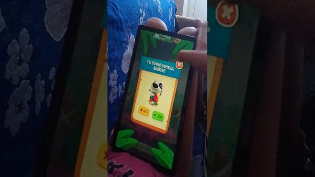 Милана играет в планшет
