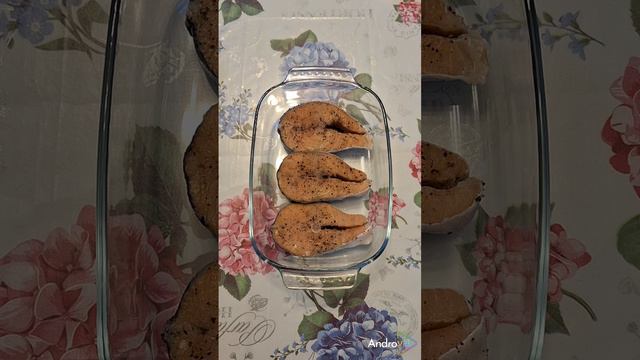 Запекаю стейки из красной рыбы в духовке