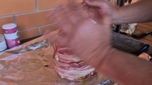 Ананас, фаршированный курицей, запечённый в беконе.
