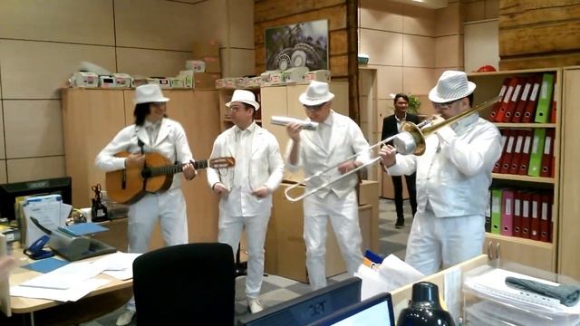 Музыкальное поздравление  8 Марта в офисе !