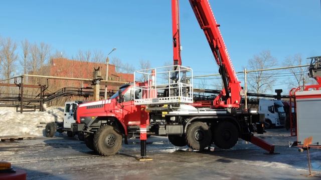 Автогидроподъемник RED MACHINE 35Э на шасси УРАЛ-5557 с колесной формулой 6х6