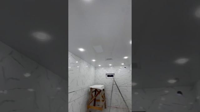 Натяжной потолок ванной