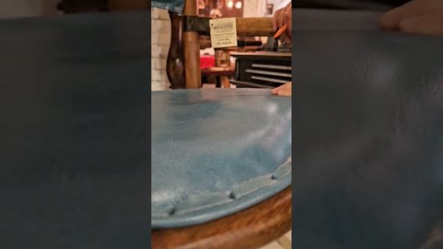 Эргономичный стул из массива и кожи с подлокотниками