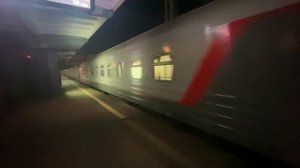 ЧС7 с пассажирским поездом по станции Люблино
