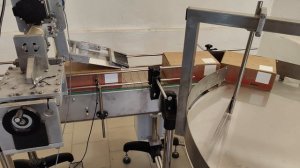 Нанесение этикетки на коробку - Etikon.ru