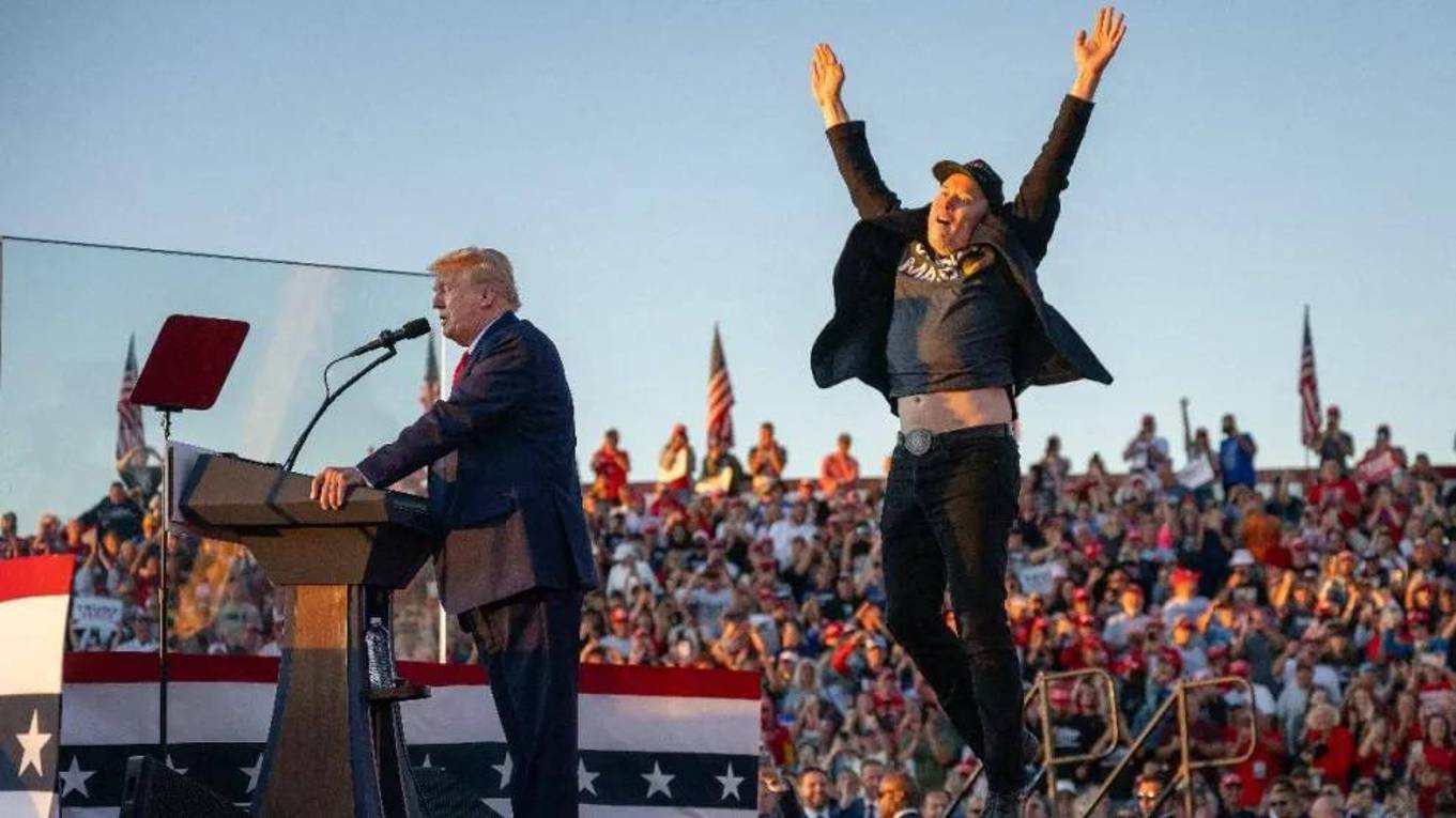Илон Маск выпрыгнул на сцену во время предвыборного митинга Дональда Трампа в Батлере