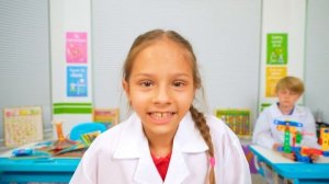 Папа лайк Насти показывает детям правила безопасности в бассейне
