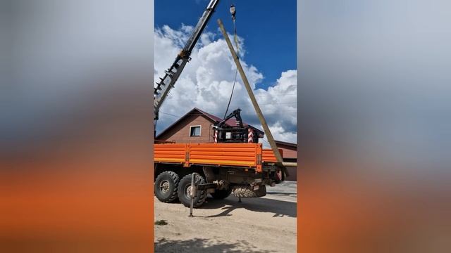 Установка опоры с помощью КМУ.