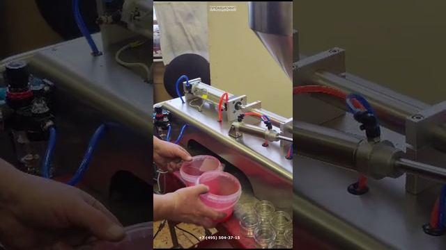 Фасовка подогретого крем-меда на дозаторе УД-1П от ООО Промбиофит