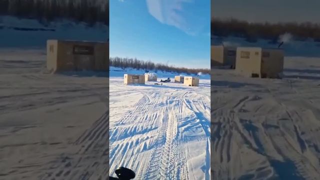 Гости порыбачили в зимних домиках