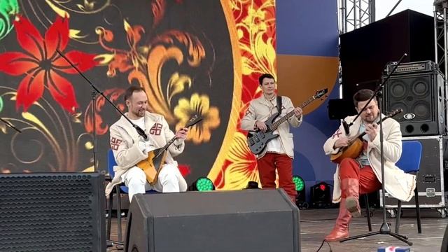"Волга-Фолк Бэнд" играет "Небо славян" на Всемирном фестивале молодежи (Сочи, 2024)
