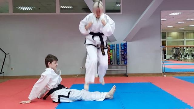 Упражнение "Прыжки через ноги"