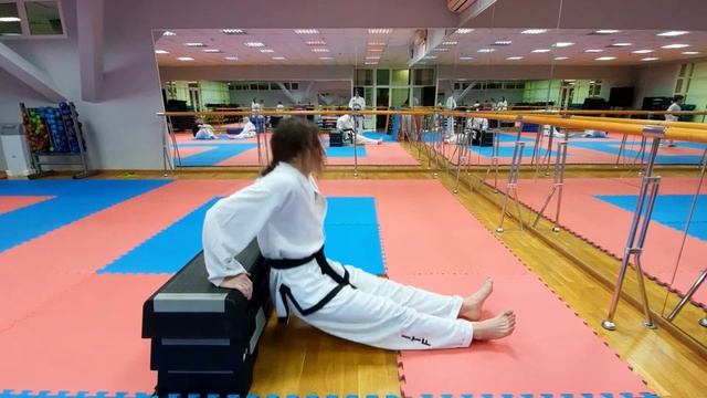 Упражнение "Обратные отжимания от скамьи"