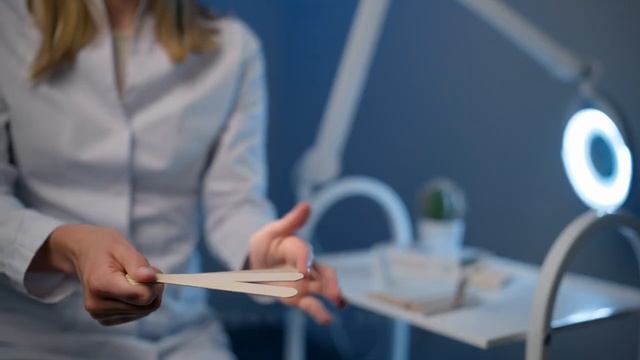 Распаковка деревянных косметических шпателей в коробке
