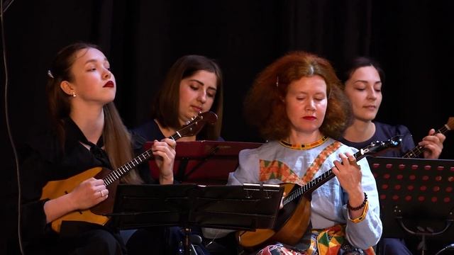 "Волга-фолк Бэнд" играет "Как у наших у ворот"