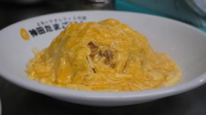 Японский повар готовит омлет с рисом