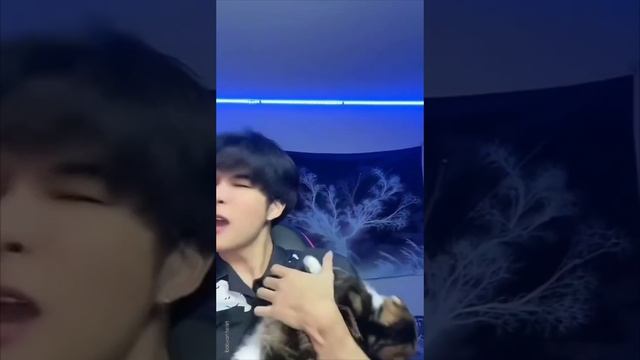 Тайский актёр и певец Art Pakpoom Juanchainat и его маленький питомец Killua.