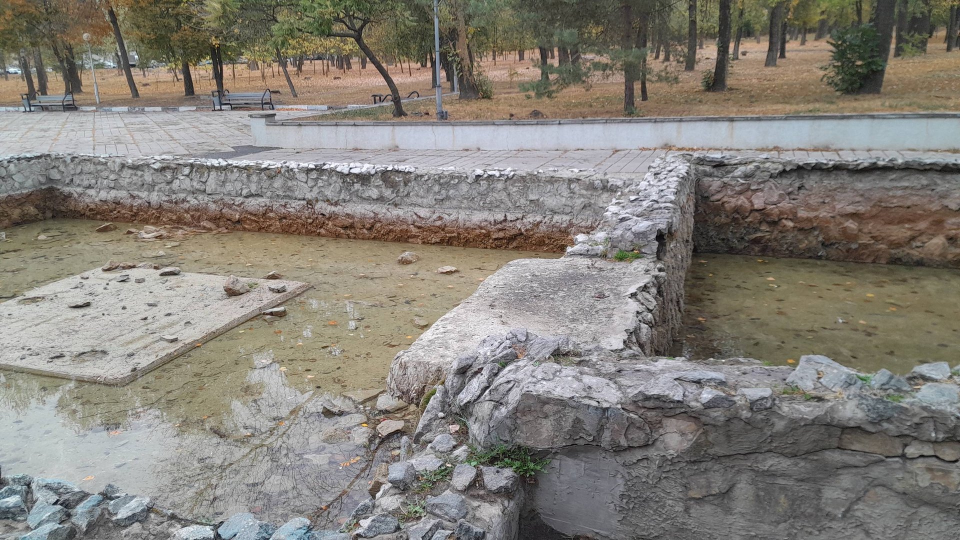 20241008_084310 . Водопад в парке им. Ю. А, Гагарина в г.Белгород . Он просто уснул на зиму .)