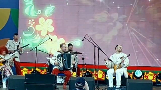 "Волга-Фолк Бэнд" играет "Новые валенки" на Всемирном фестивале молодежи (Сочи, 2024)