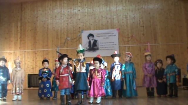 Үхибүүд Цырендулма Дондогойн шүлэг уншана