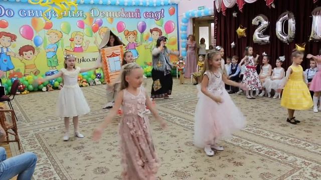 Выпускной в саду