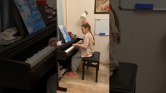 Менуэт. Исполняет Вера Осипова. Музыкальная школа Грига, 2-ой класс.