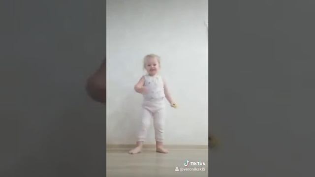 Алиса танцует.