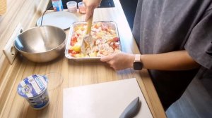 картофель с сосисками и помидорами в духовке
