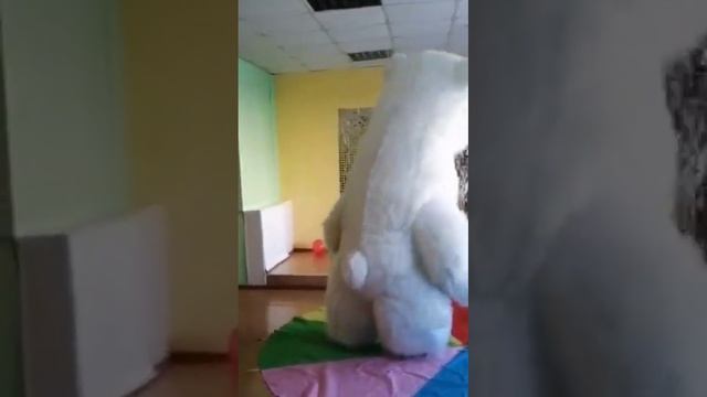 Умка танцует